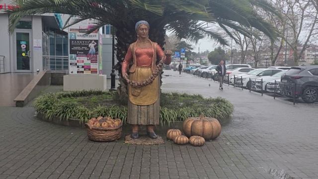 Места, где можно загадать желание. Памятник торговке чурчхелой. г. Сочи.