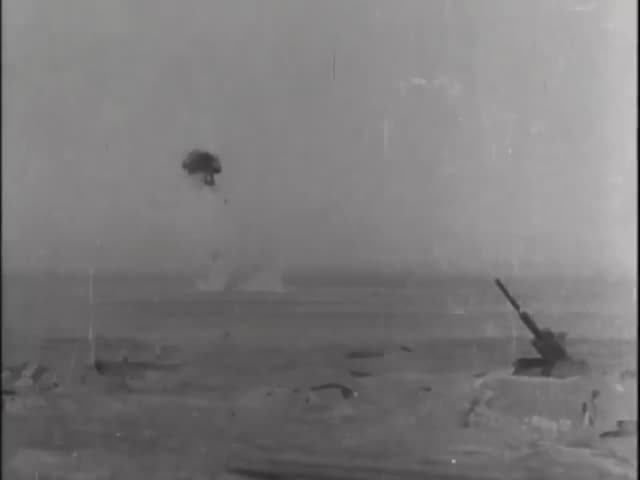 Батарея 88-мм зенитных орудий Flak-41  ведёт отражение налета ВВС РККА на свои позиции