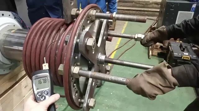 Демонтаж полумуфты с вала  редуктора в условиях цеха. Easyheat 595