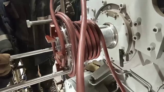 Демонтаж полумуфты с вала редуктора в машинном отделении строящегося траулера. Easyheat 595
