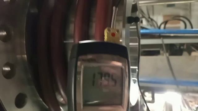 Демонтаж полумуфты с вала генератора в машинном отделении строящегося траулера. Easyheat 595