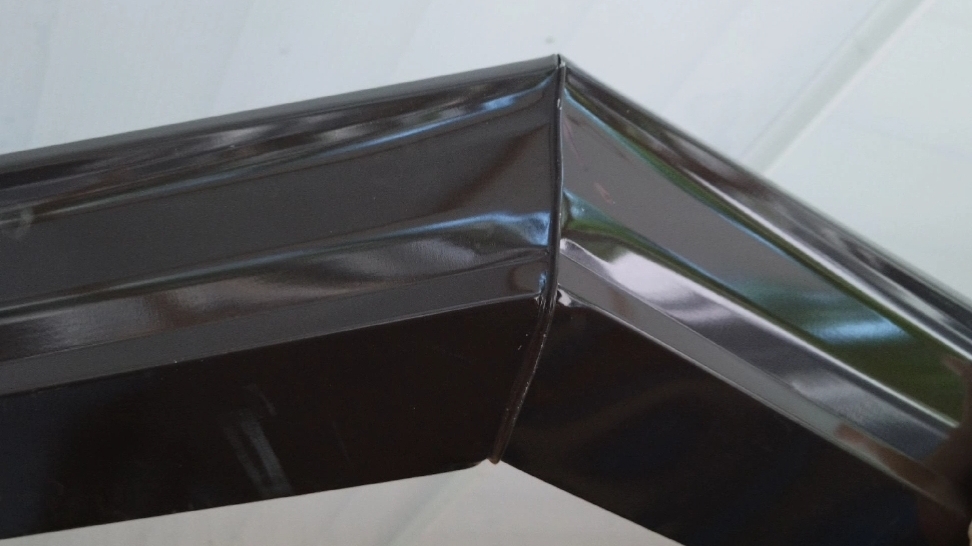 Угол из фигурного желоба на фальц.