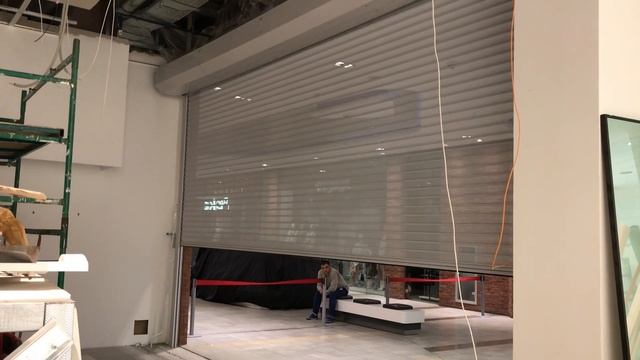 Рулонные атоматические перфорированные ворота (прозрачные рольставни) из металла М80 для бутика в ТЦ