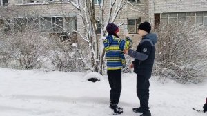 Два школьника взрывает гранату самодельную