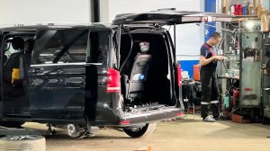 Mercedes V250d, трубки заднего кондиционера прогнили насквозь. Меняем на шланги с гарантией!