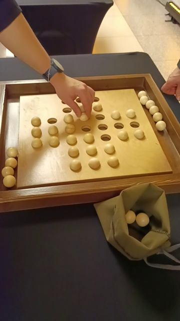 Выигрывает тот, кто уберет с поля больше шариков #Woodgames66