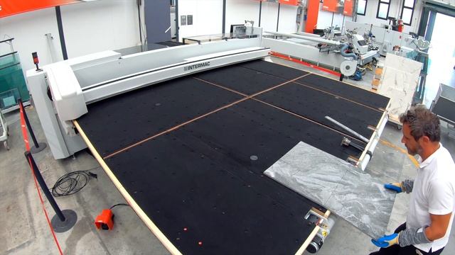 Раскрой листа керамики толщиной 12 мм на столе с ЧПУ Intermac Genius RS-A