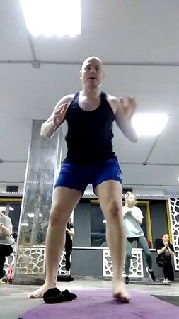 Приседания и выпады без отягощения. Приседания увеличивают гибкость, силу и тонус ягодичных мышц.