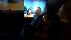 Брат учит стих!!!