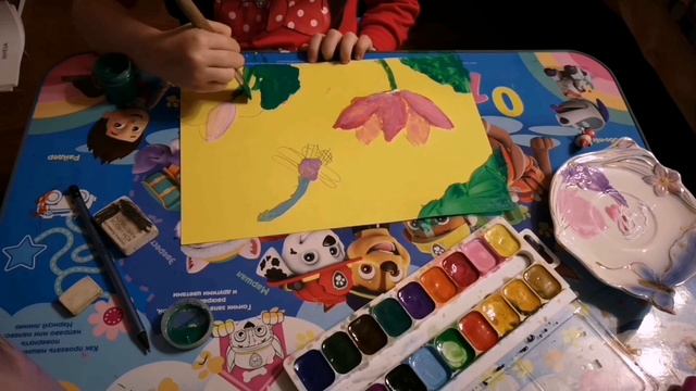 Лилии и стрекоза