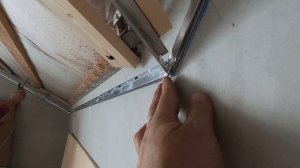 Как обтянуть натяжным потолком выступ крыши на мансарде