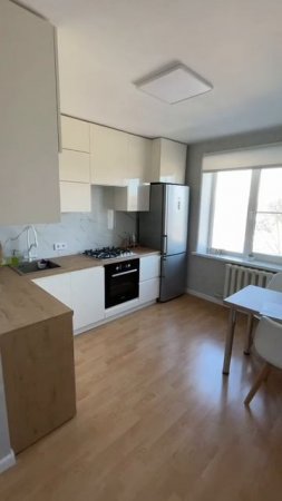 Замена старой кухни на новые кухонные шкафы. Кухня на заказ в светлых тонах.