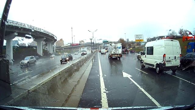 Скорая помощь пробирается через пробку в дождливую погоду