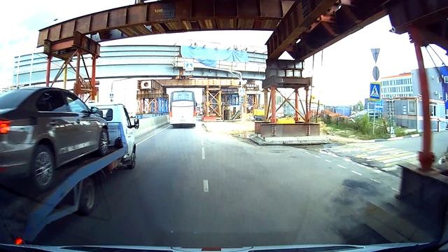 скрая пробирается через пробку рядом с аэропортом шереметьево