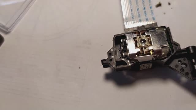 Где находится лазерный светодиод дисковода