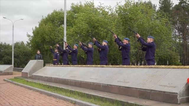 В день начала войны комсомольчане возложили цветы