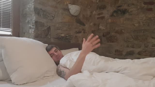 В трусах лежу я или без? (Стих)