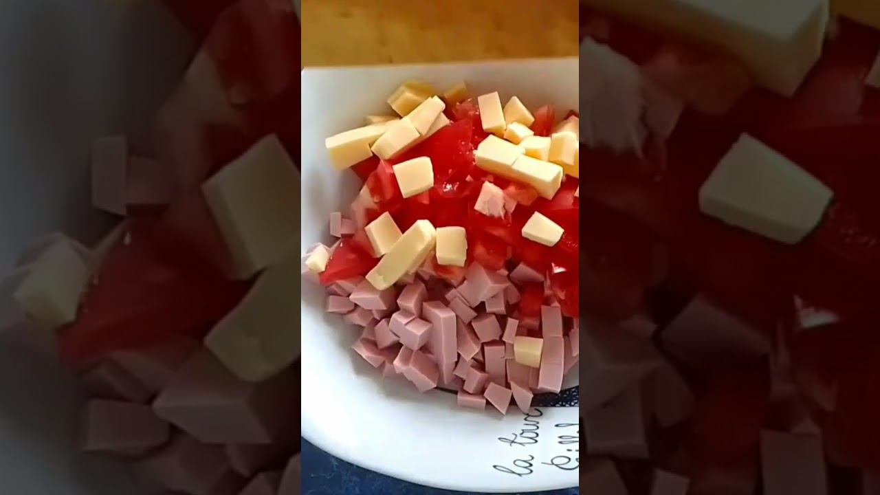 Салат с вареной колбасой и помидорами
