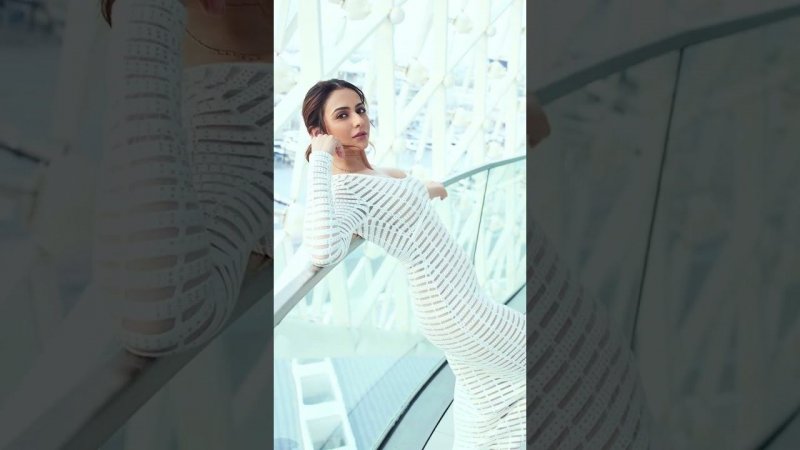 Любите ли Вы белые платья так, как любят их болливудские селебрити? #deepikapadukone #tarasutaria