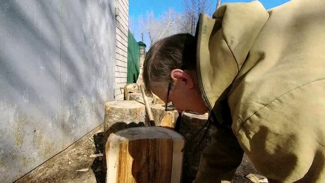 КОЛКА ДРОВ С ПОМОЩЬЮ КЛИНА.