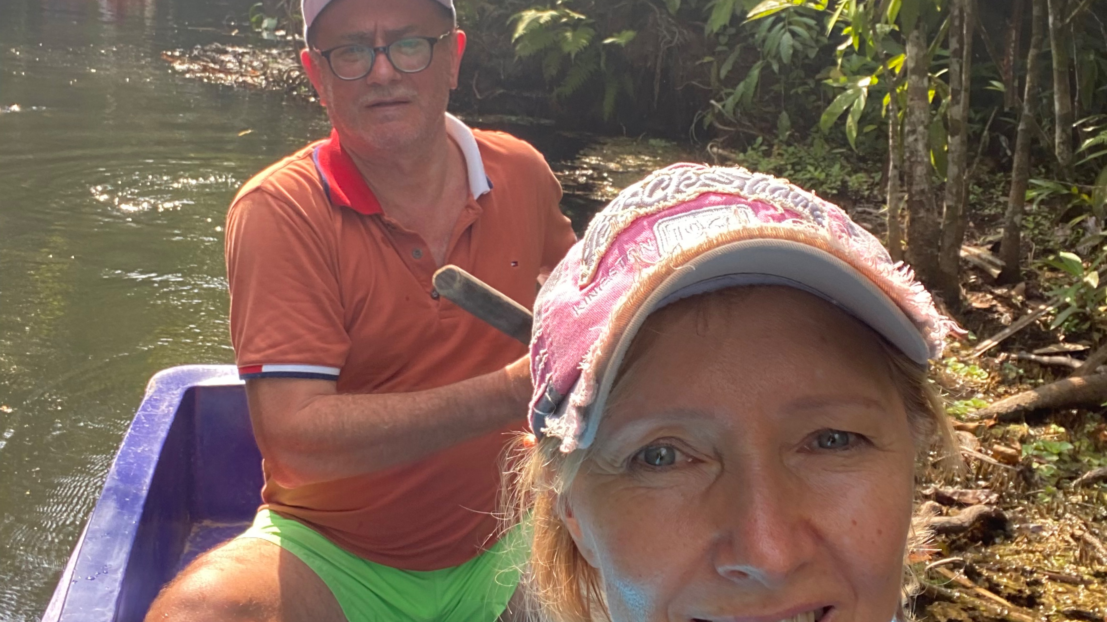 Сураттхани. Парк с лодочками , храм