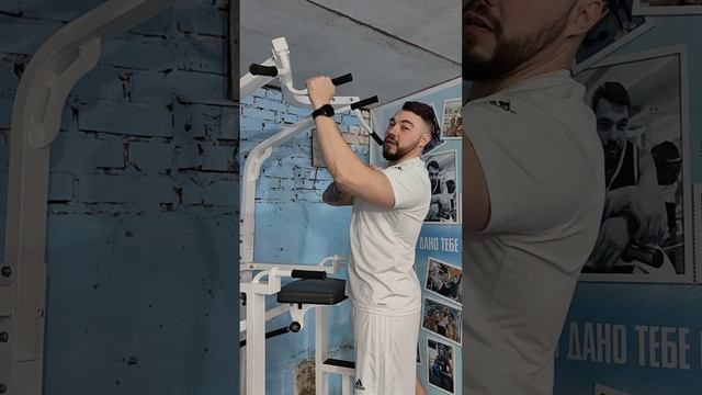 Подтягивания в Граветроне широким хватом
