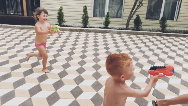 Мокрые пираты в спортивном лагере