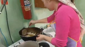 Мамы обучающихся объединения «Белая ладья» с любовью и заботой готовят чак-чак для солдат на СВО
