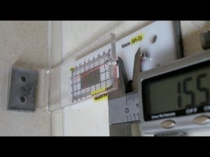 Установка маяка для наблюдения за трещиной в углу здания
