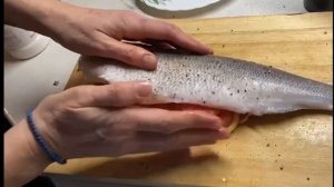 Муксун фаршированный лимоном и томатами
