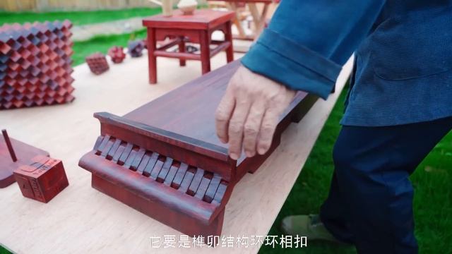 Дедушка Аму показывает предметы изготовленные им