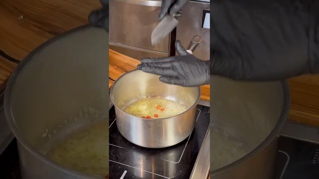 Свежие синие мидии в ароматном бульоне из белого сухого вина, чеснока, лука-шалот и томатами