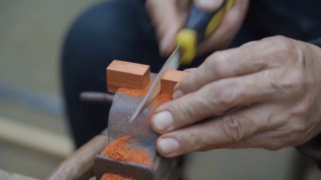 Дедушка Аму делает любаньский замок - головоломку в форме сердца