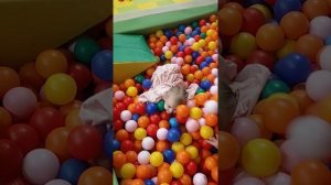 Маленькая Милана купается в шарах