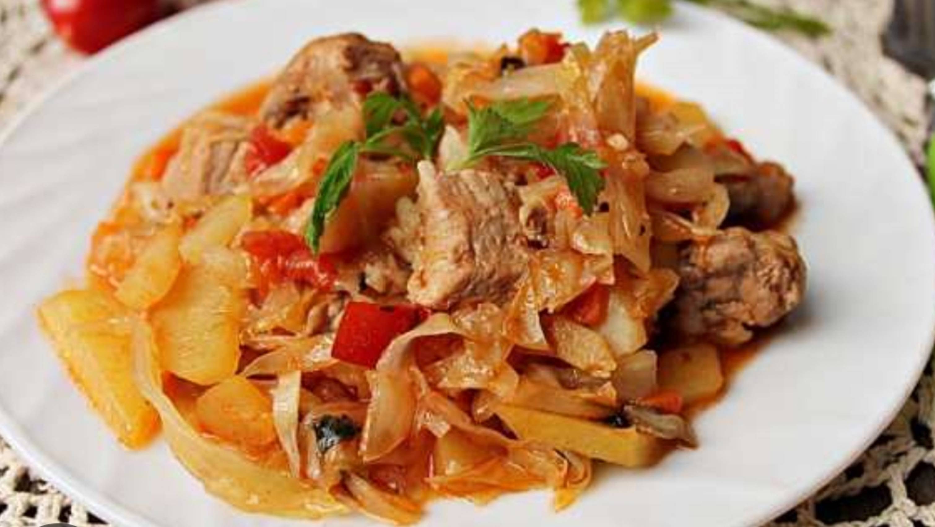 Тушёная капуста с мясом и картошкой.