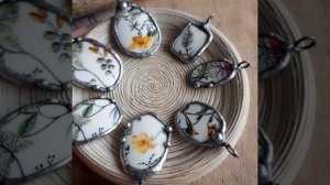 Кулоны из фарфора и олова в технике тиффани