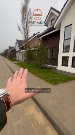 Посадка взрослых деревьев застройщиком в поселке