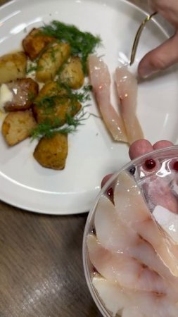 Нежный муксун с легкой кислинкой брусники и румяной картошкой