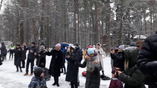 Праздничные гуляния на улице. Песни, танцы, хороводы, дети в восторге. Отель Аквамарин, Зеленогорск
