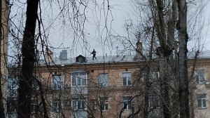Сотрудники ГБУ Жилищника Покровское-Стрешнево работают на крыше без страховки