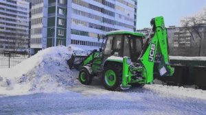 Как ловко убирают и вывозят снег водители Терра Екатеринбург на Уралмаше