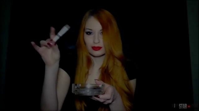 Женщина курит в лосинах