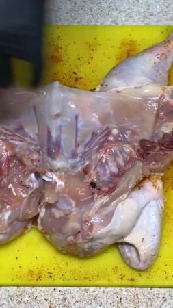 КЛАДУ КУРИЦУ НА ПАЧКУ СОЛИ И ОТПРАВЛЯЮ В ДУХОВКУ. ВКУСНЫЙ УЖИН ГОТОВ