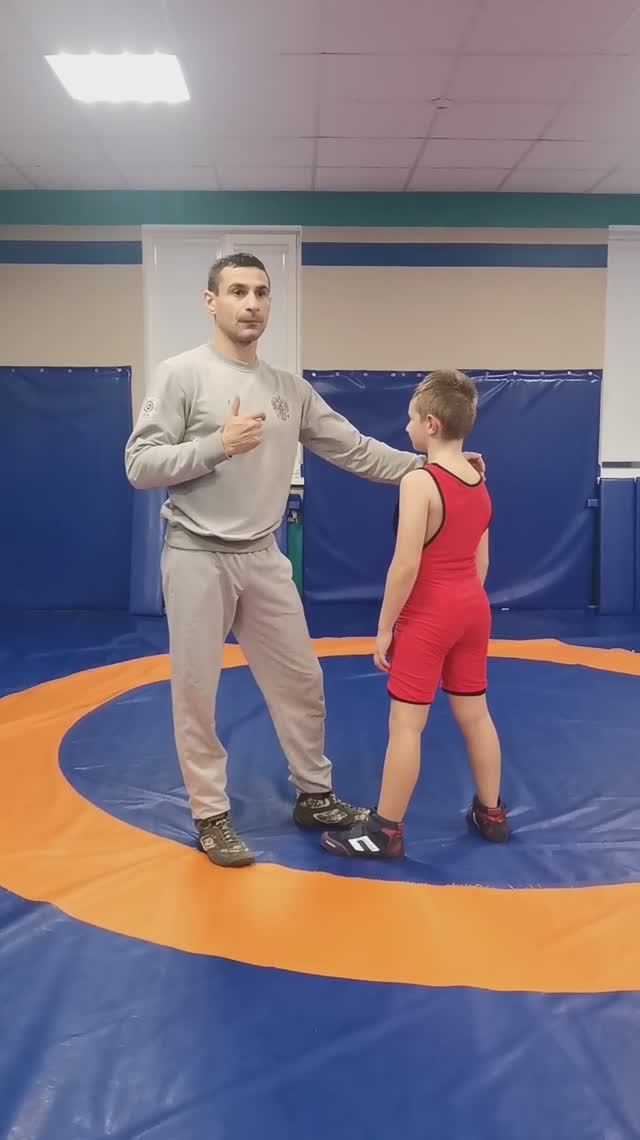 Бросок с захватом руки  и туловищв с колен.