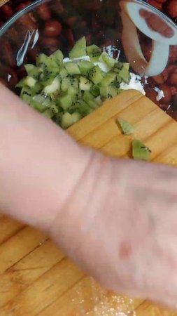Необыкновенный вкусный слоёный салат с киви! Рецепты от Малинки #кулинария #салаты