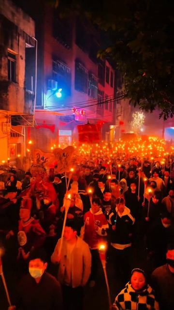Парад с факелами — традиционное мероприятие во время Праздника Весны в провинции Фуцзянь 💬