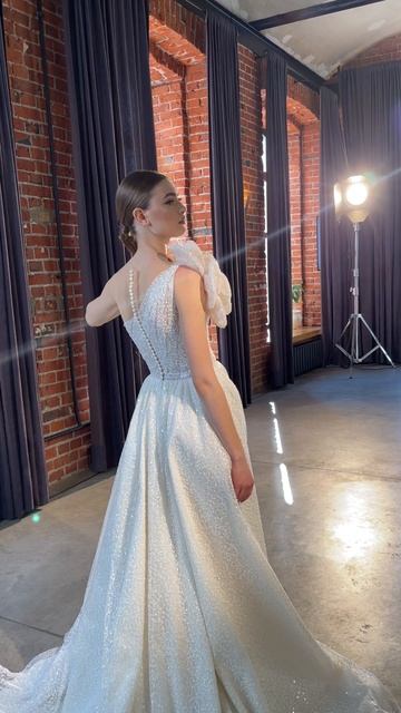 Свадебное платье Комплименто из коллекции «Musica di Luce» от бренда Divino Rose