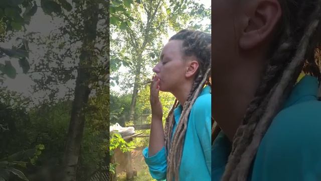 Жена курит. Wife smokes
