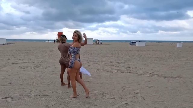 Красивые девушки на пляже