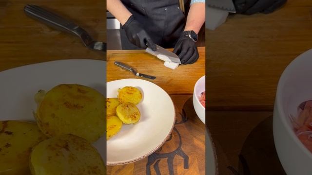 Нежный муксун с румяным картофелем